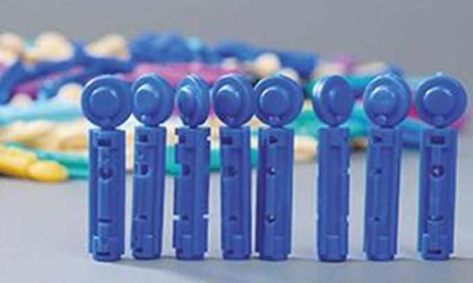 Disposable Sterile Blood Lancet For Blood Collection 1.8 - 2.4mm Size